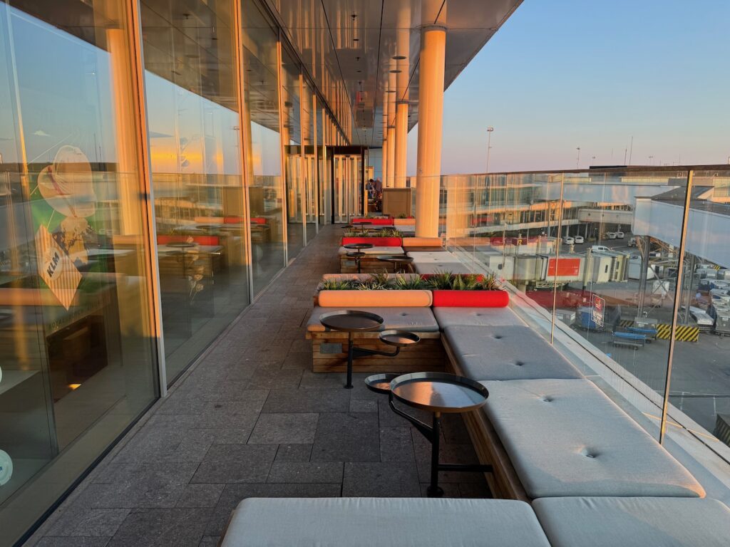 Review: KLM Crown Lounge 52 Amsterdam (Am I The Only One Who Loves This ...