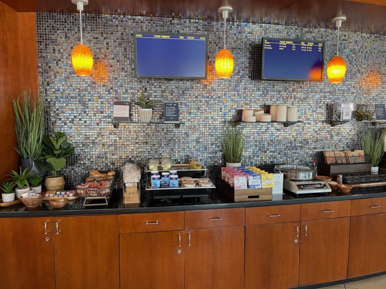 Review: United Club Las Vegas (LAS) - Live and Let's Fly