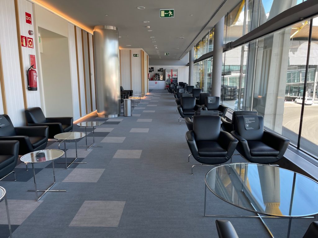 Madrid's Iberia Lounge Review: A 2025 Traveler's Guide