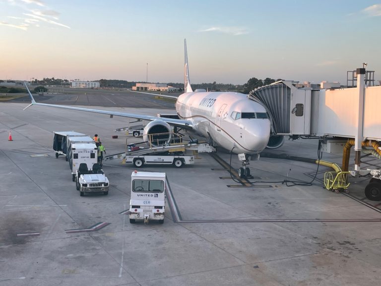 Review: United Airlines 737 MAX 9 First Class - Live and Let's Fly