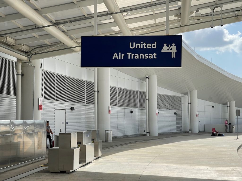 Review: United Airlines A320 First Class - Live and Let's Fly