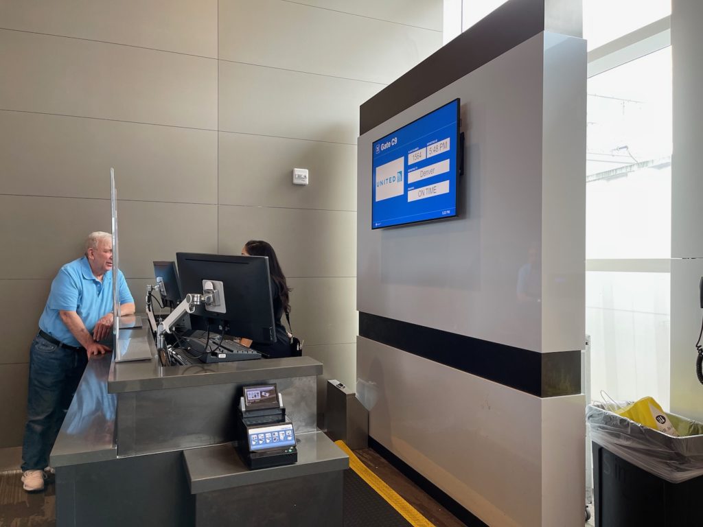 Review: United Airlines A320 First Class - Live and Let's Fly