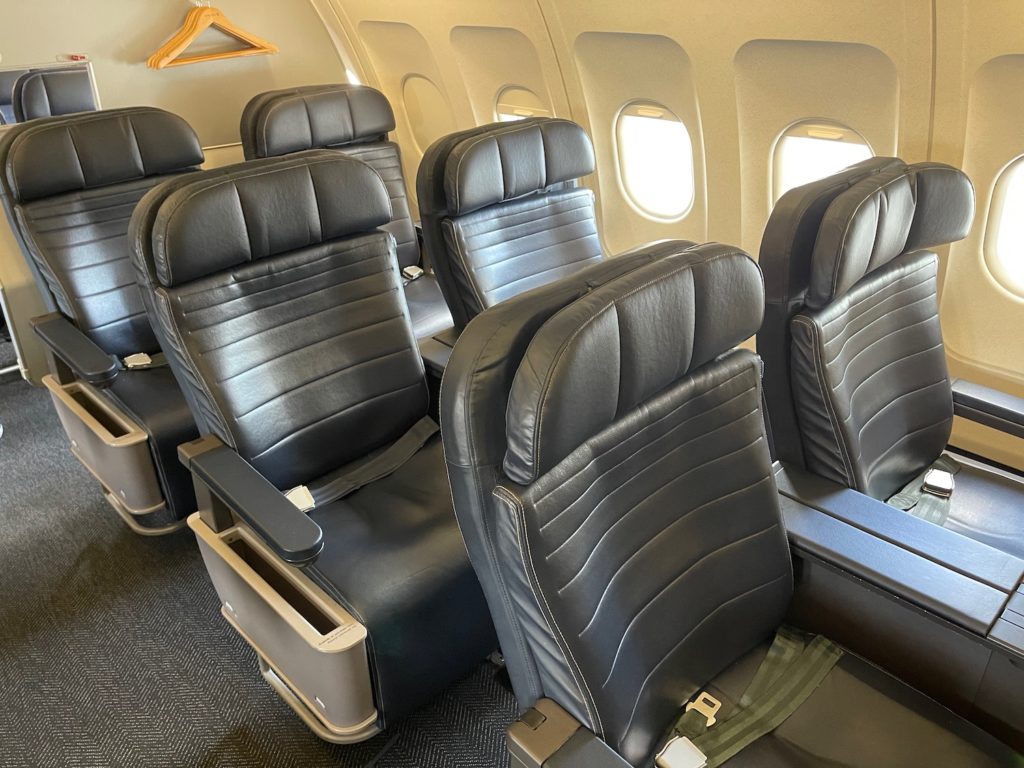 Review: United Airlines A320 First Class - Live and Let's Fly