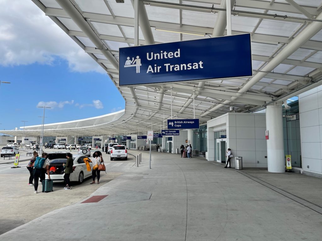Review: United Airlines A320 First Class - Live and Let's Fly