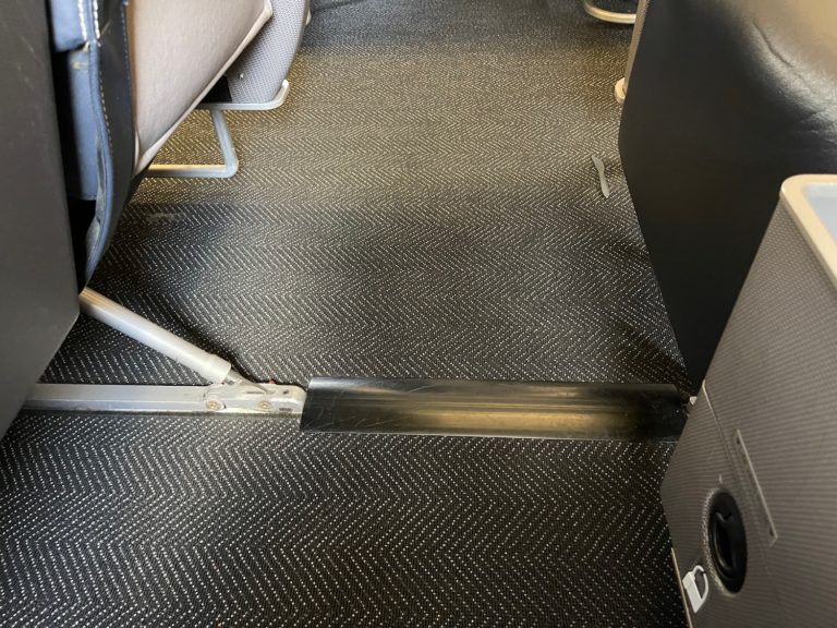 Review: United Airlines A320 First Class - Live and Let's Fly