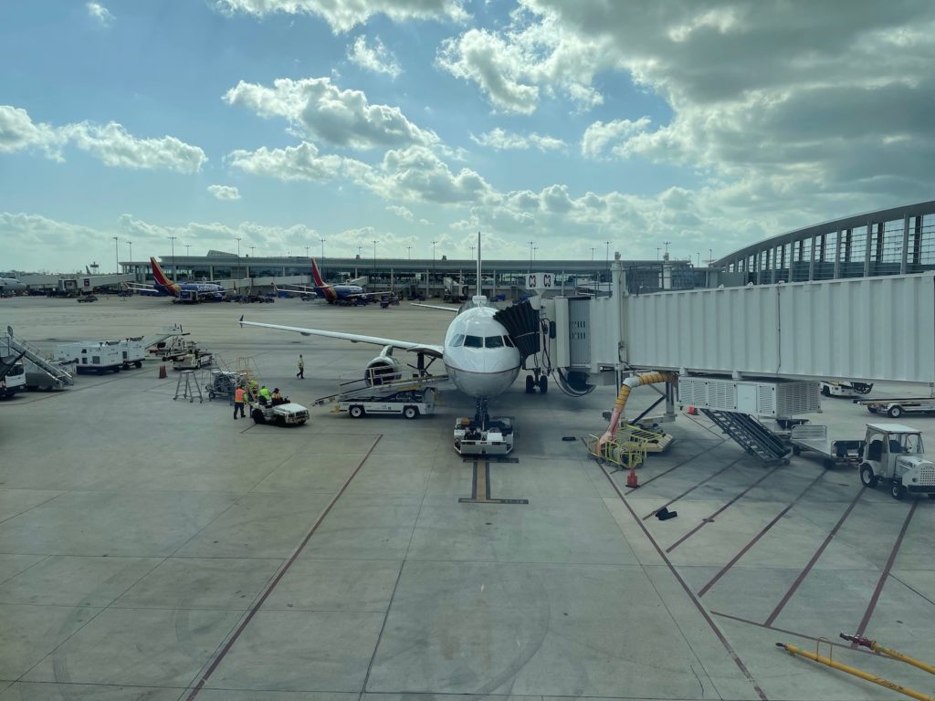 Review: United Airlines A320 First Class - Live and Let's Fly