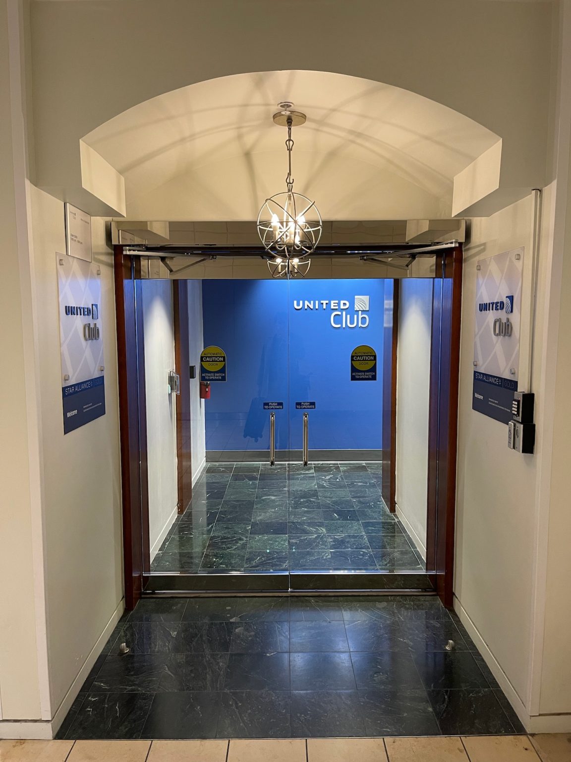 Review: United Club Orlando (MCO) - Live and Let's Fly