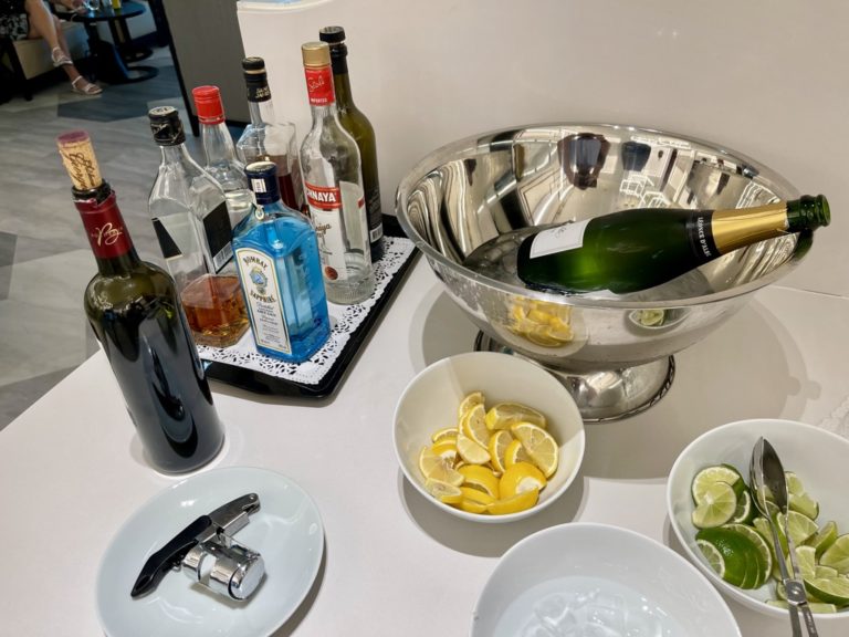 Review: Extime Lounge Paris Charles DeGaulle International - 2BD - Live ...