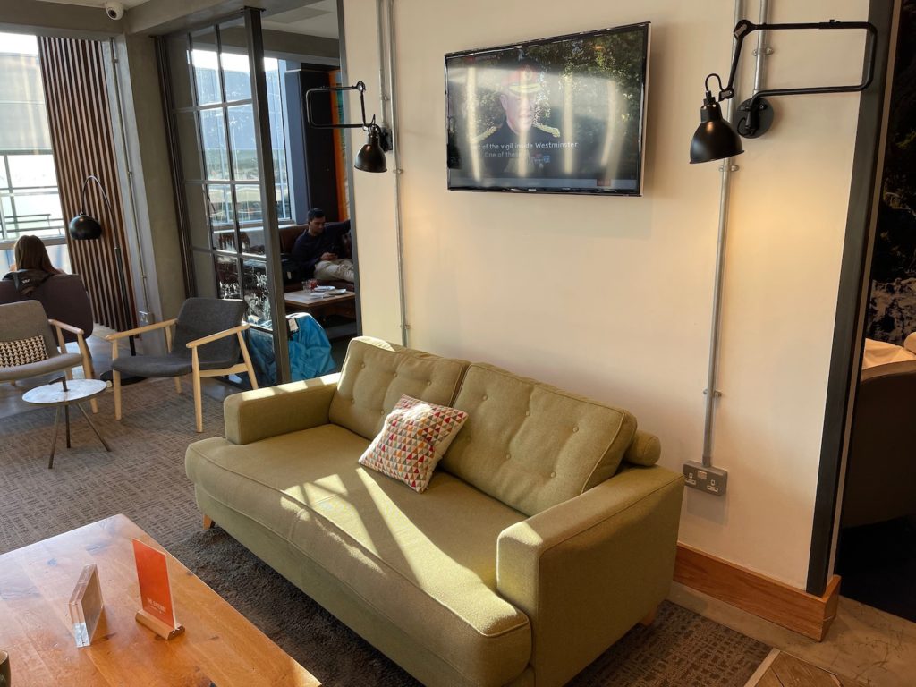 Review: EasyJet Gateway Lounge London Gatwick (LGW) - Live and Let's Fly