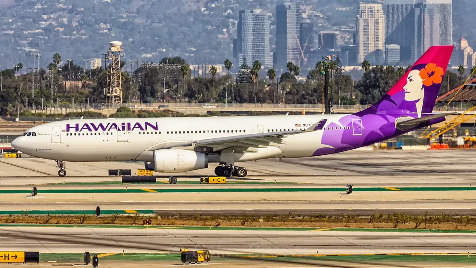 Woman Booted From Hawaiian Airlines Flight After Warning Crew Not To ...