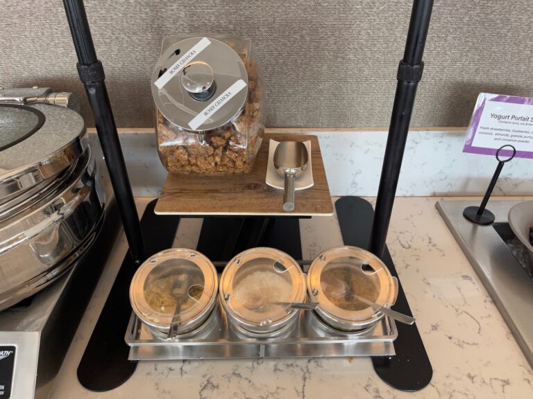 Review: United Club Boston (BOS) - Live and Let's Fly
