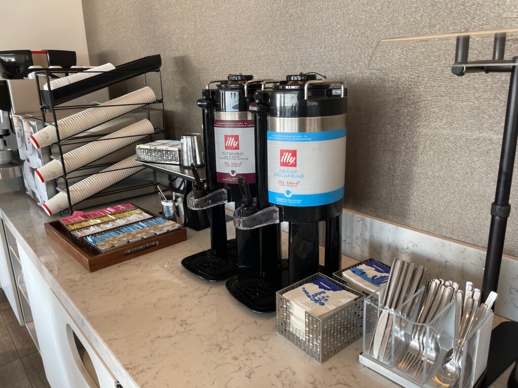 Review: United Club Boston (BOS) - Live and Let's Fly