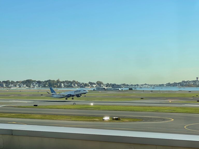 Review: United Club Boston (BOS) - Live and Let's Fly