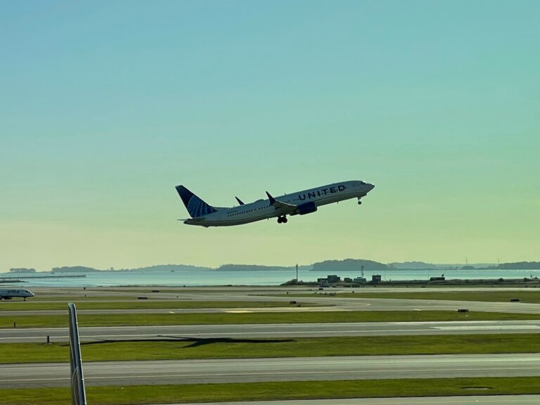 Review: United Club Boston (BOS) - Live and Let's Fly