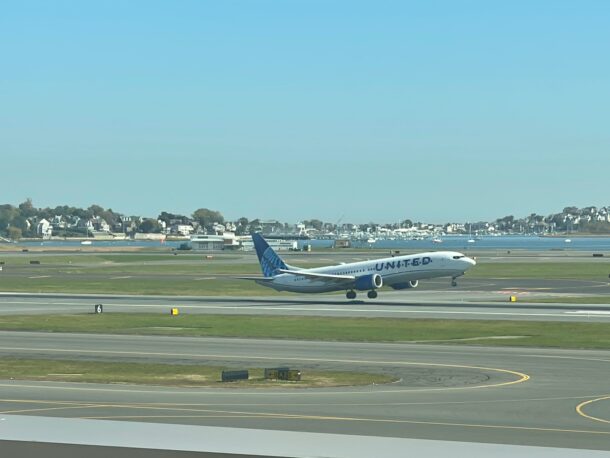 Review: United Club Boston (BOS) - Live and Let's Fly