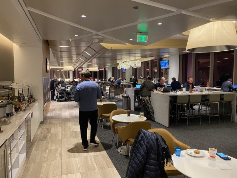 Review: United Club Boston (BOS) - Live and Let's Fly