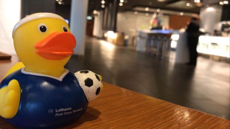 World Cup 2022 Lufthansa First Class Duck - Live and Let's Fly