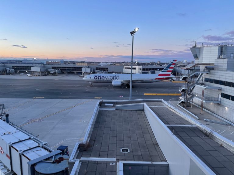 A Veteran Commercial Airline Pilot Analyzes American - Delta Runway ...
