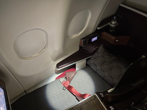 Review: Qatar Airways A330-300 "First Class" Doha - Amman - Live and ...