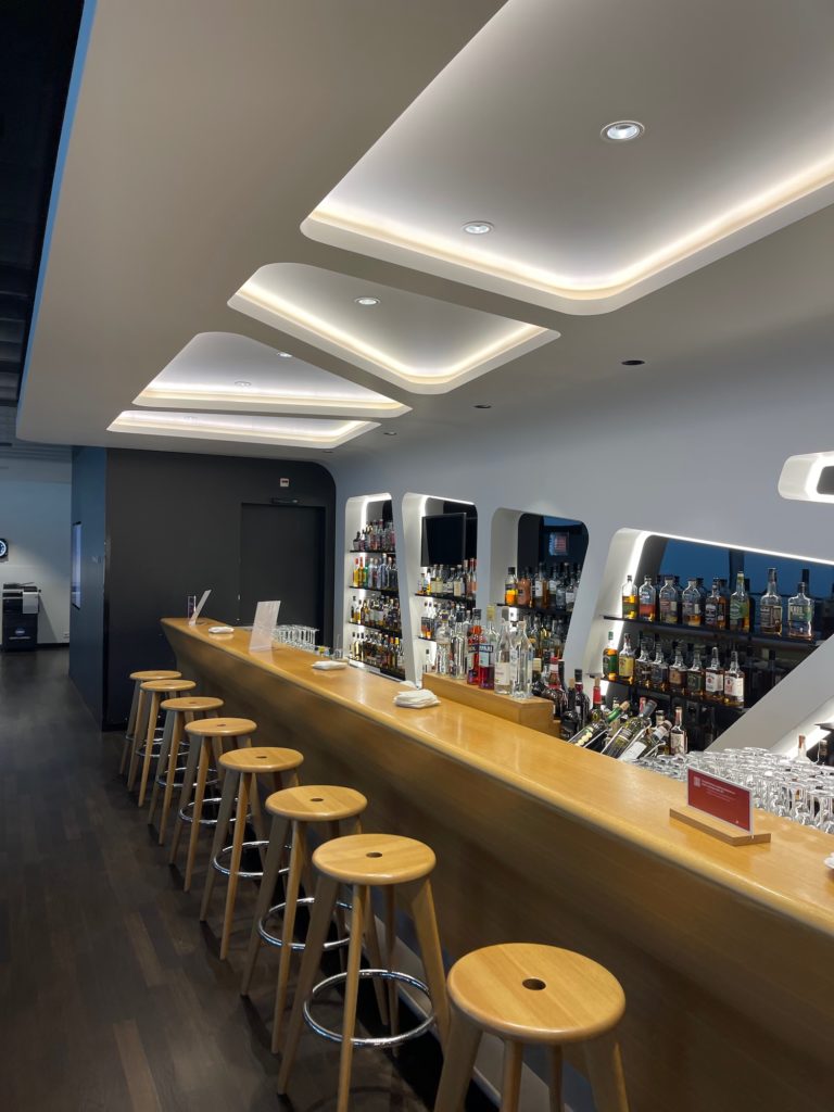 The World's Most Beautiful Airline Lounge Bar - Live and Let's Fly