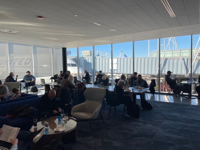 Review: United Club Chicago O'Hare (ORD - C10) - Live and Let's Fly