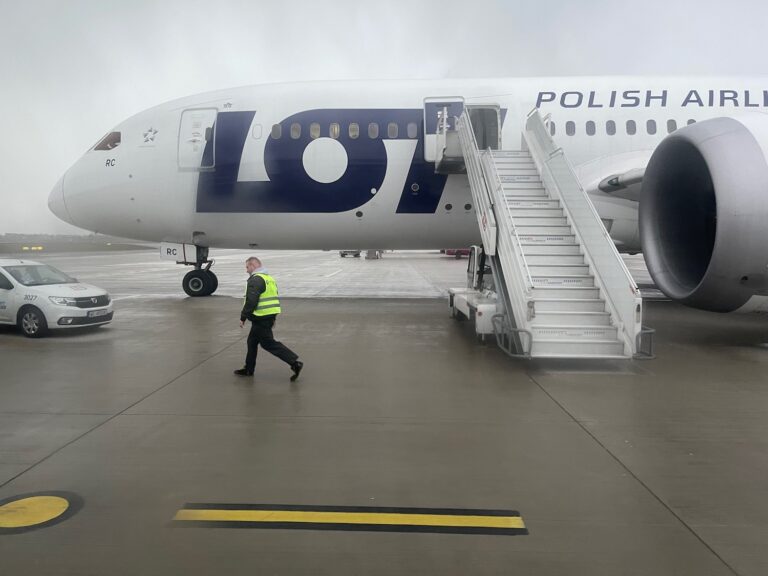 Review: LOT Polish 787-8 Business Class Warsaw - New York - Live and ...