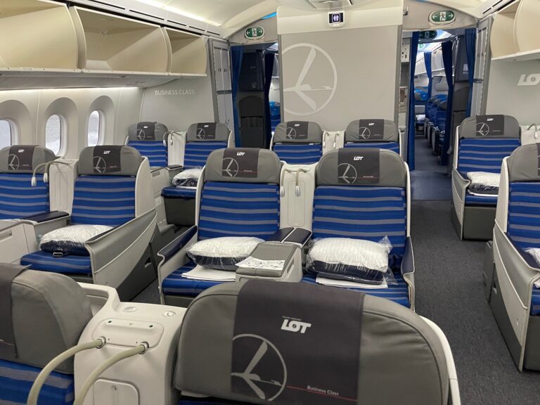 Review: LOT Polish 787-8 Business Class Warsaw - New York - Live and ...