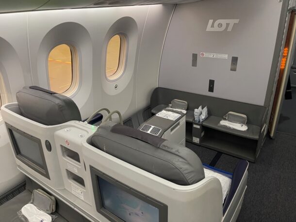 Review: LOT Polish 787-8 Business Class Warsaw - New York - Live and ...