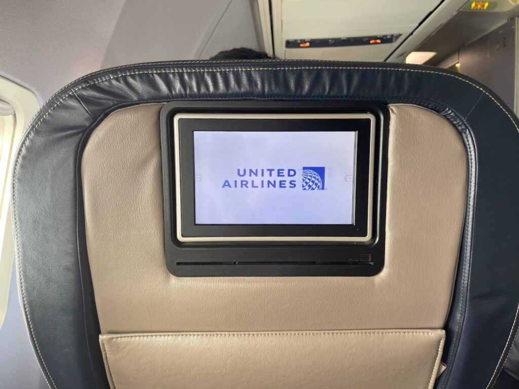Review: United Airlines 737-700 Business Class - Live and Let's Fly
