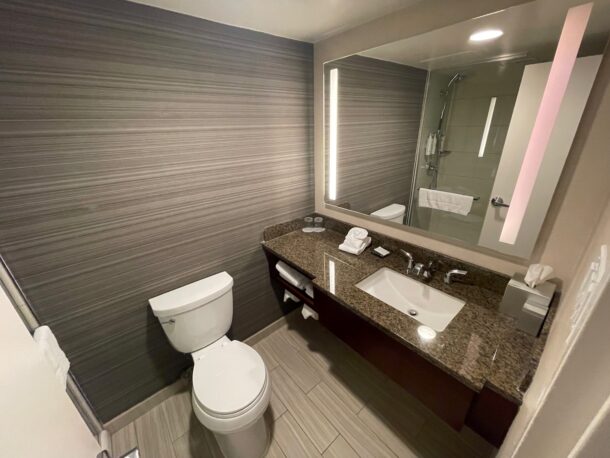 Review: Marriott Newark Airport - Live and Let's Fly