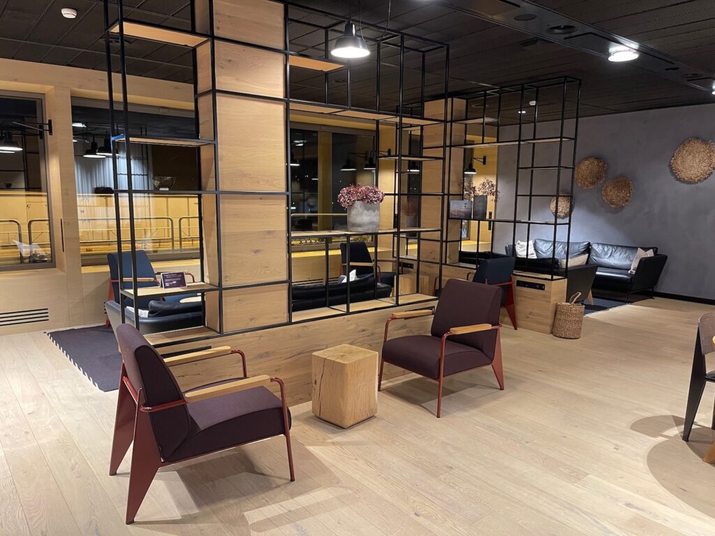 Review: SWISS Alpine Lounge Zurich (ZRH) - Live and Let's Fly