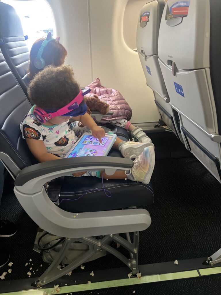 Flight Attendant Asks Pregnant Woman To Clean Up Popcorn On Her Hands ...