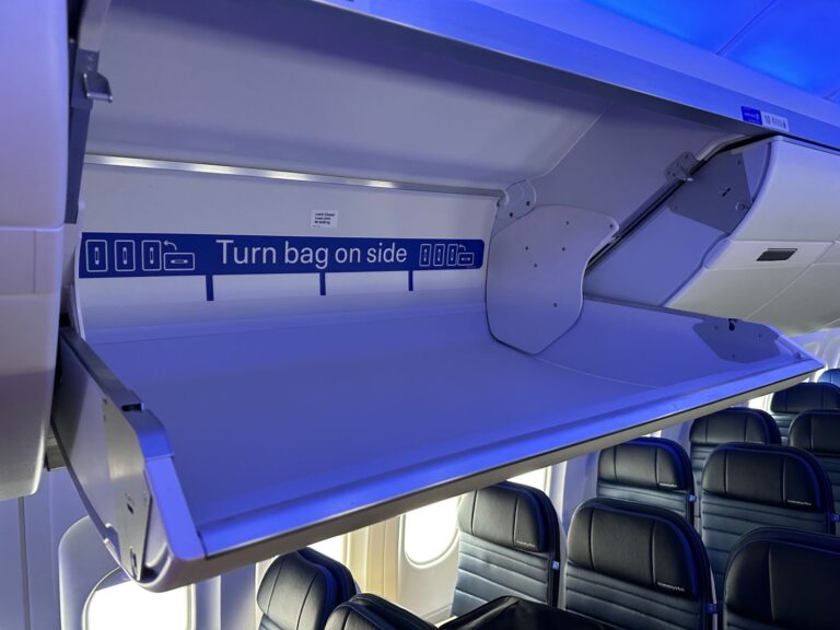 United Airlines Retrofits First Narrowbody Aircraft With Modern ...
