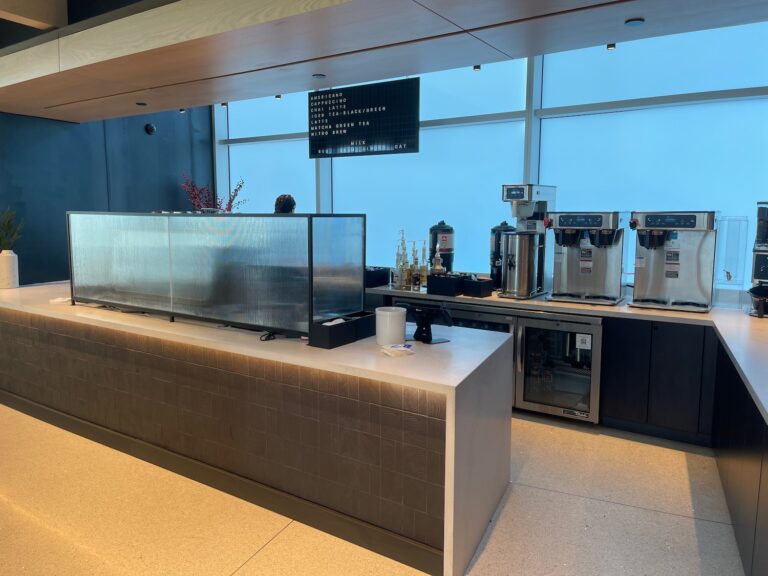 Discover United Club Fly Lounge DEN: Your Travel Oasis