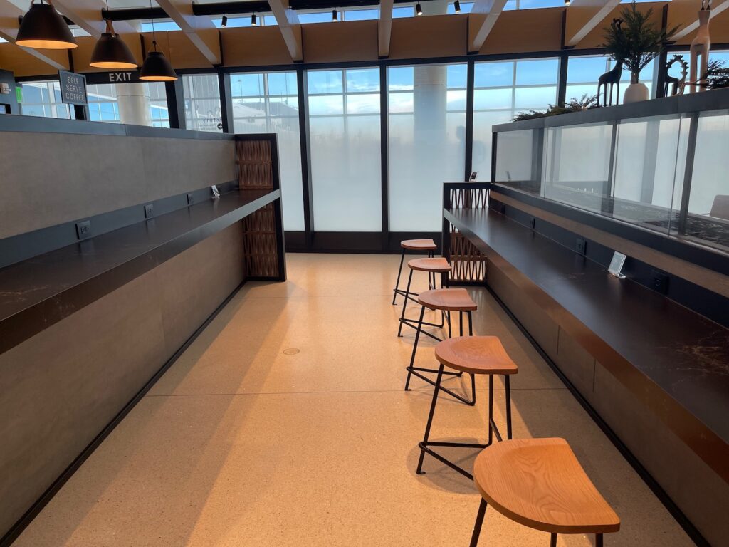 Discover United Club Fly Lounge DEN: Your Travel Oasis