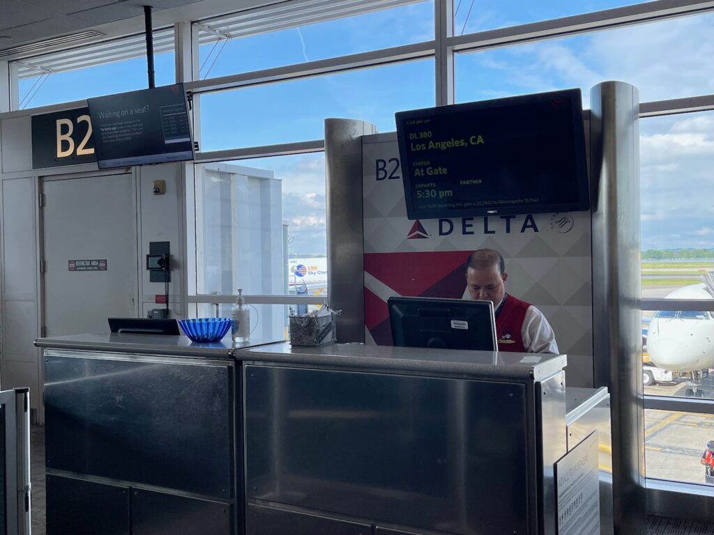 757-200 Business Class: Delta Vs. United - Live and Let's Fly