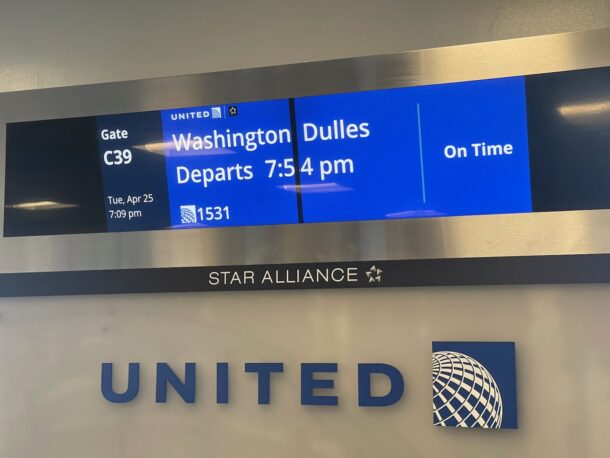 Review: United Airlines 737 MAX 8 First Class - Live and Let's Fly