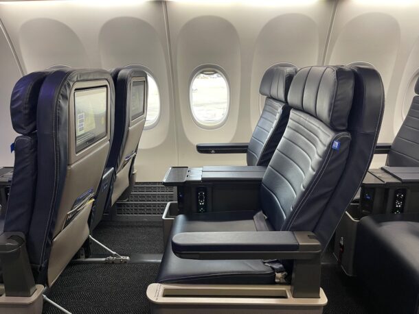 Review: United Airlines 737-8 First Class - Live and Let's Fly