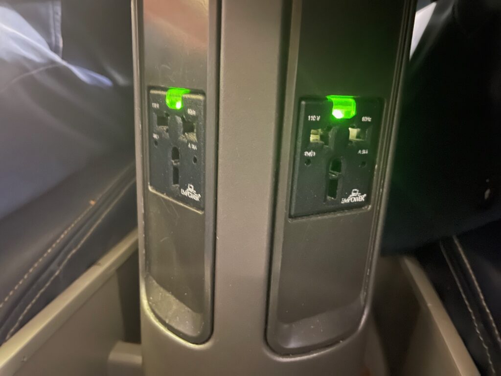 Review: United Airlines 757-300 First Class - Live and Let's Fly