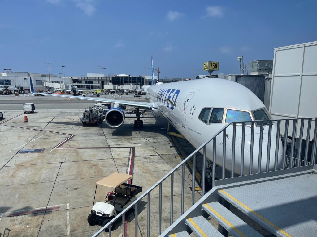 Review: United Airlines 757-300 First Class - Live and Let's Fly