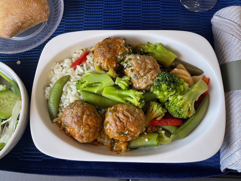 Review: United Airlines 757-300 First Class - Live and Let's Fly