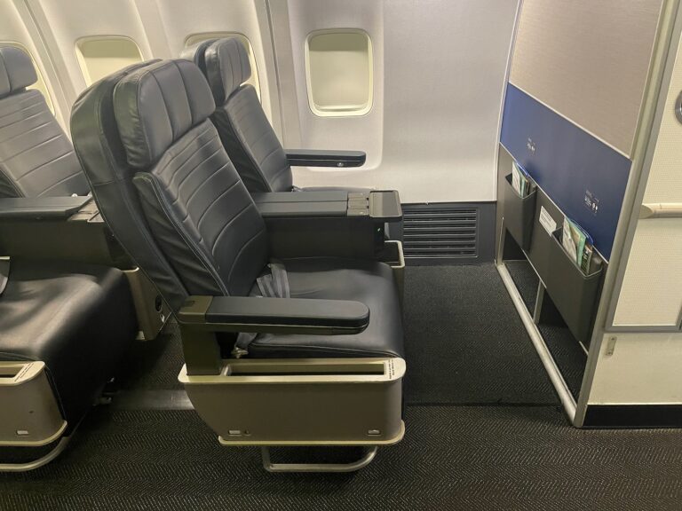 Review: United Airlines 757-300 First Class - Live and Let's Fly