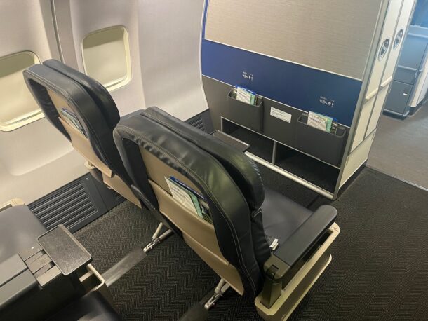 Review: United Airlines 757-300 First Class - Live and Let's Fly