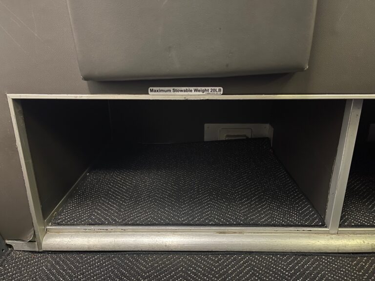 Review: United Airlines 757-300 First Class - Live and Let's Fly