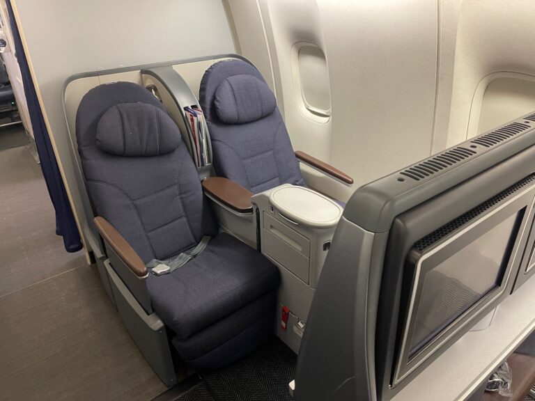 I Flew United’s 777-200 With Eight Seats Across In Business Class ...