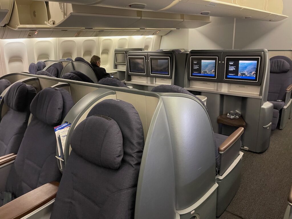 I Flew United’s 777-200 With Eight Seats Across In Business Class ...