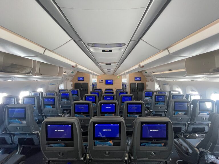 Review: SAS A350-900 Economy Class - Live and Let's Fly