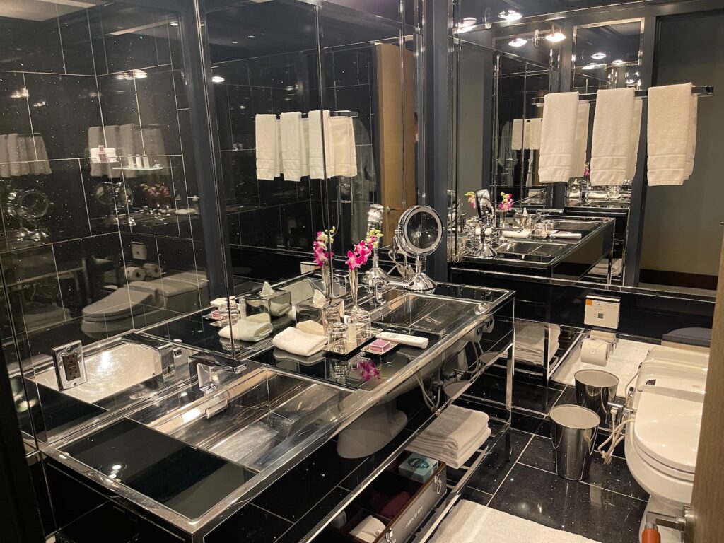 My Lovely Stay At The Chatwal Hotel, New York - Live and Let's Fly