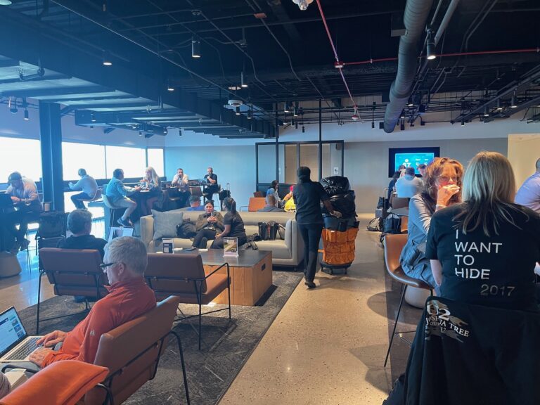 Review: United Club Denver B East (DEN) - Live and Let's Fly