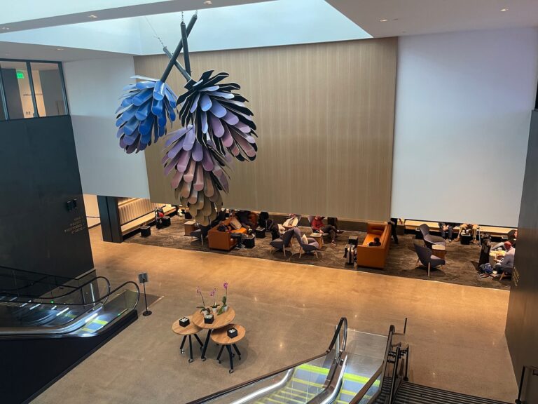 Review: United Club Denver B East (DEN) - Live and Let's Fly